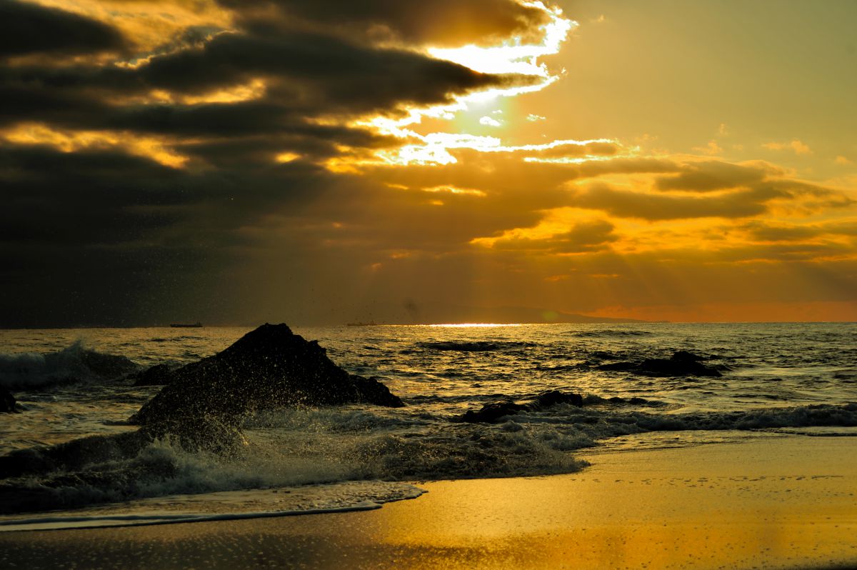 天空から射す夕陽 | GANREF