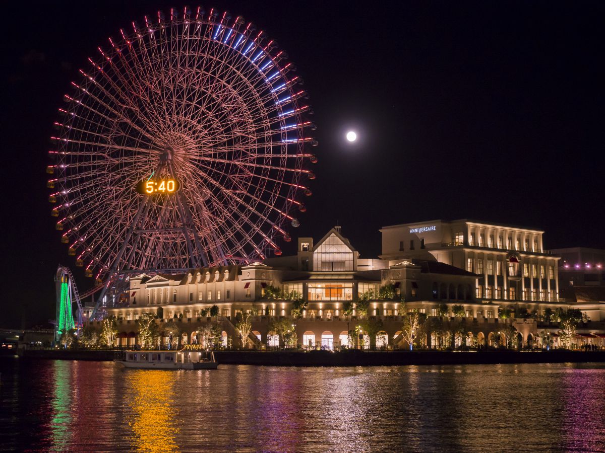 Moon over the palace | GANREF