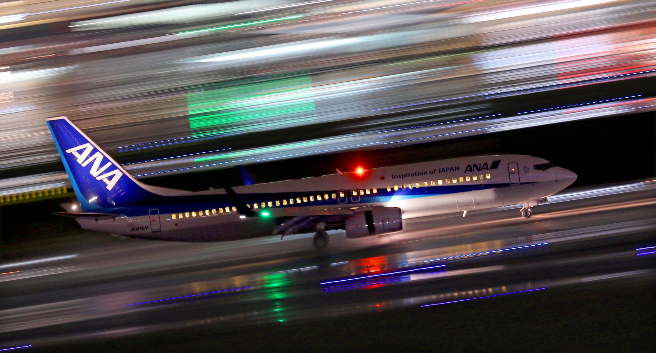 rainy blue 737 | GANREF