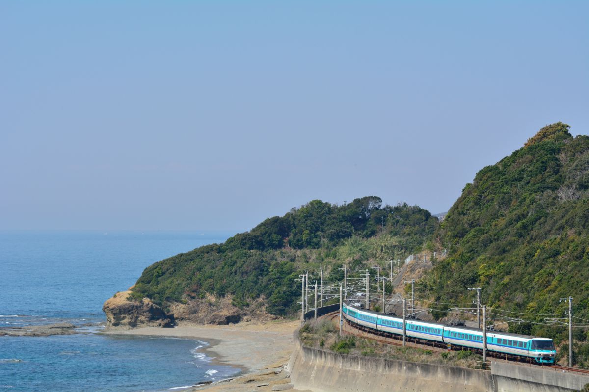 海沿いを走る381系『くろしお』 | GANREF