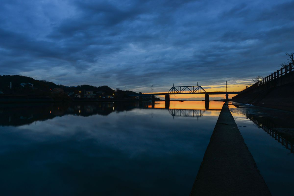 Between the night | GANREF