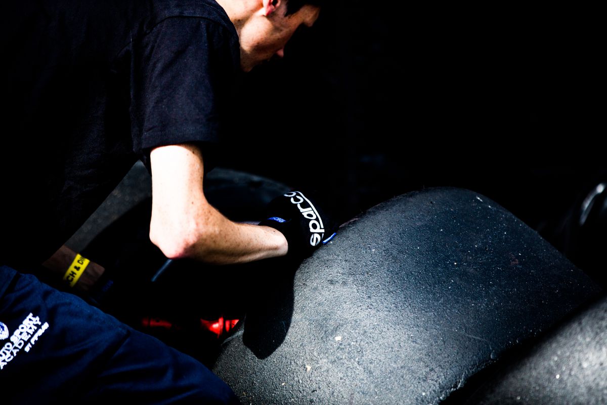 レースの裏で | GANREF