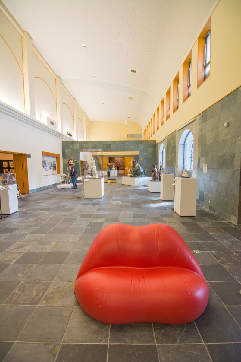 The big lip on a floor | GANREF