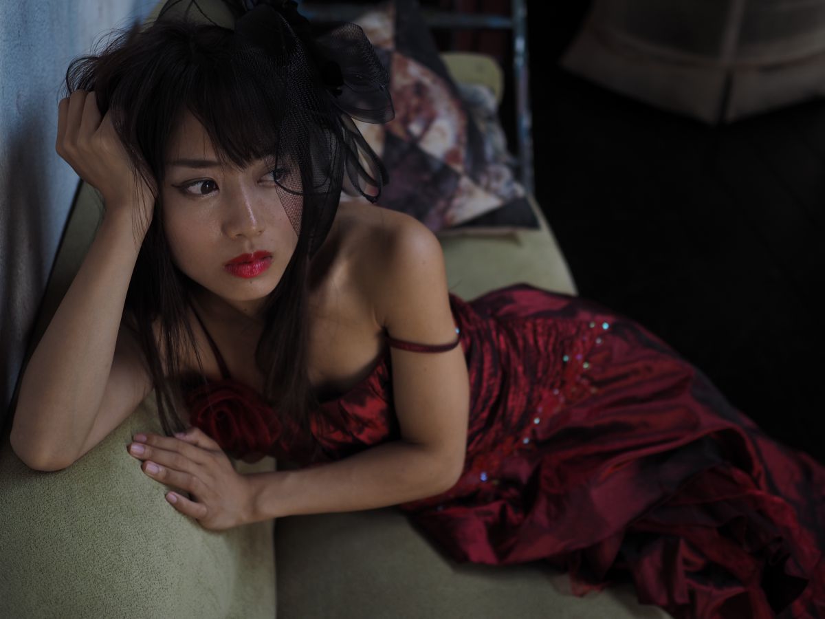 And leaning on the sofa | GANREF