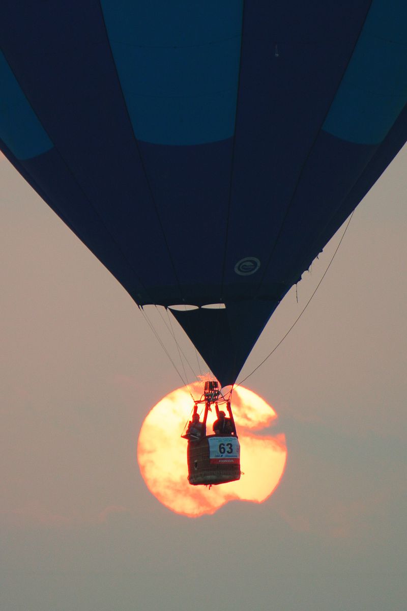 Overlapping hot air balloon | GANREF
