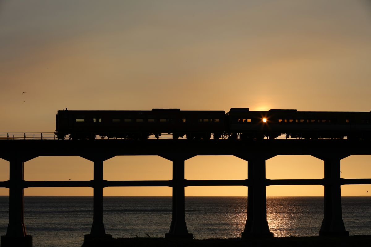 Sunset train | GANREF