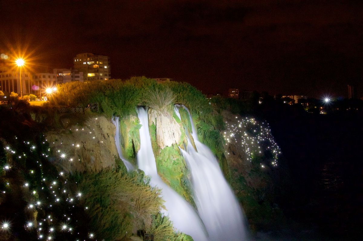 Light up waterfall（全景） | GANREF
