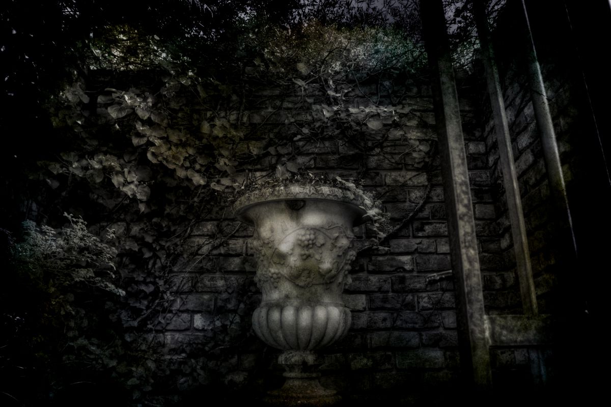 Dead fountain. | GANREF