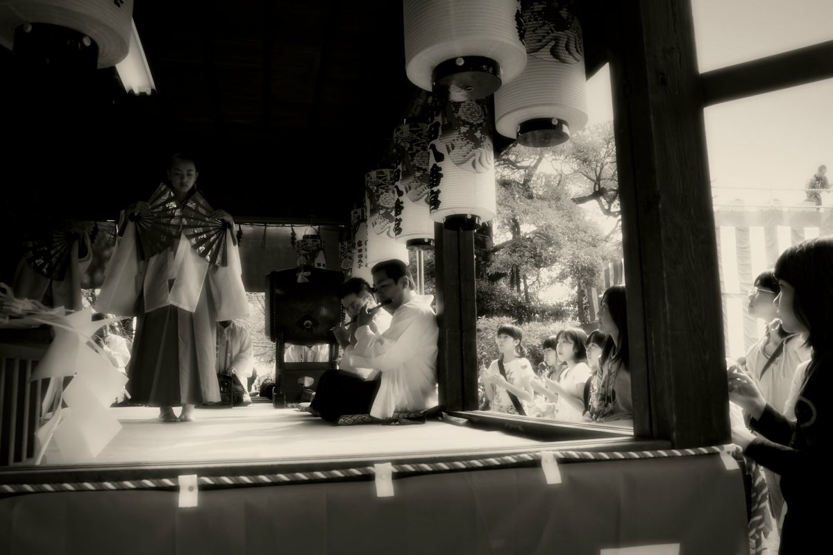 a longing look. | GANREF