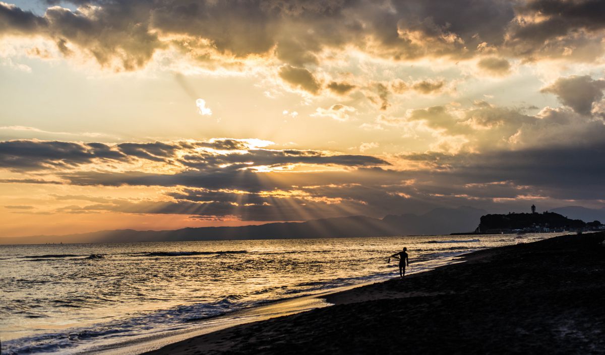 Sunset surfer | GANREF