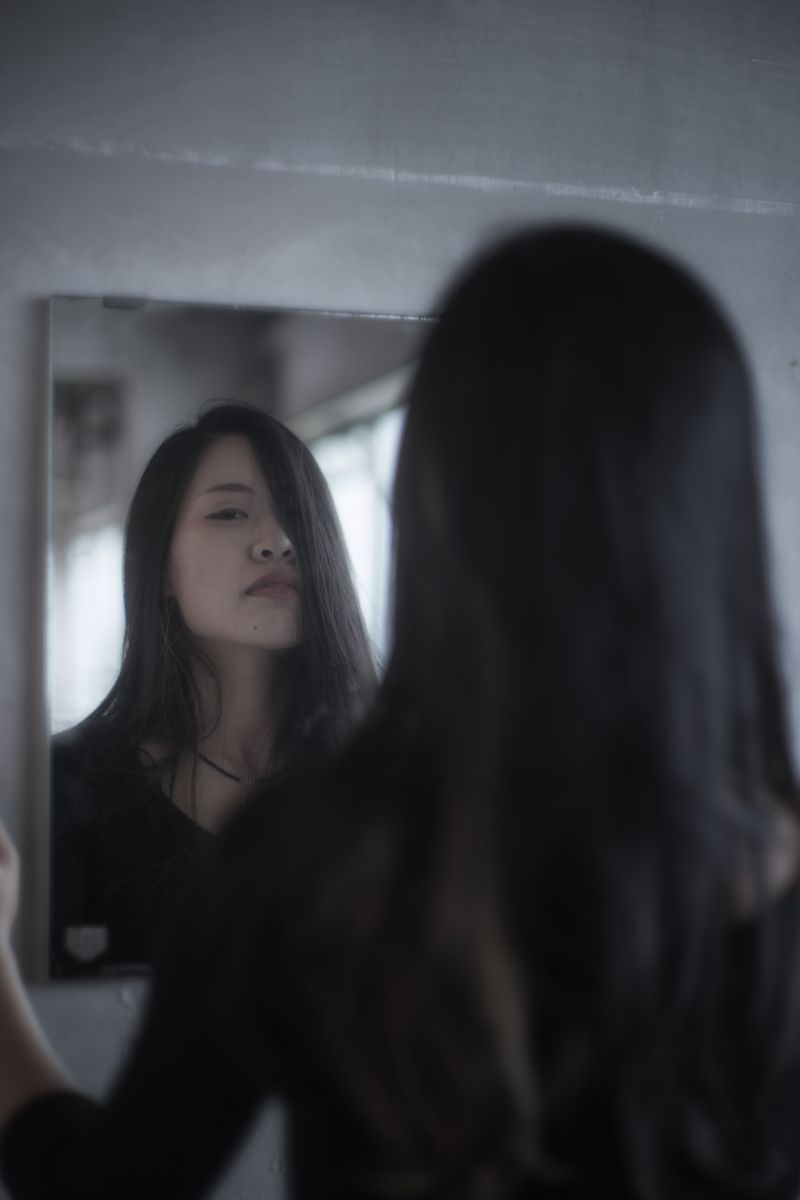 woman in the mirror | GANREF