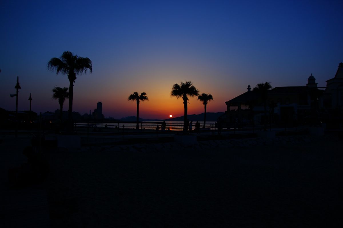 A sunset of Fukuoka. | GANREF