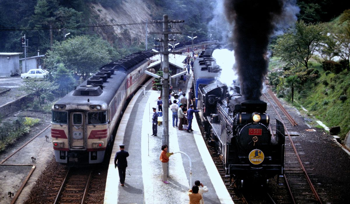 C58 1号機牽引の「SLやまぐち」号と 特急「おき」の出会い | GANREF