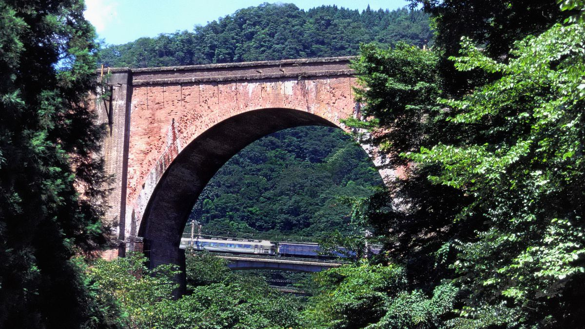 めがね橋を通して見る189系特急「あさま号」 | GANREF