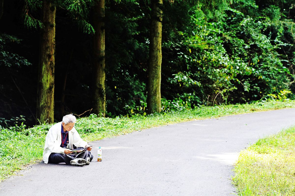 in a sitting position ② | GANREF