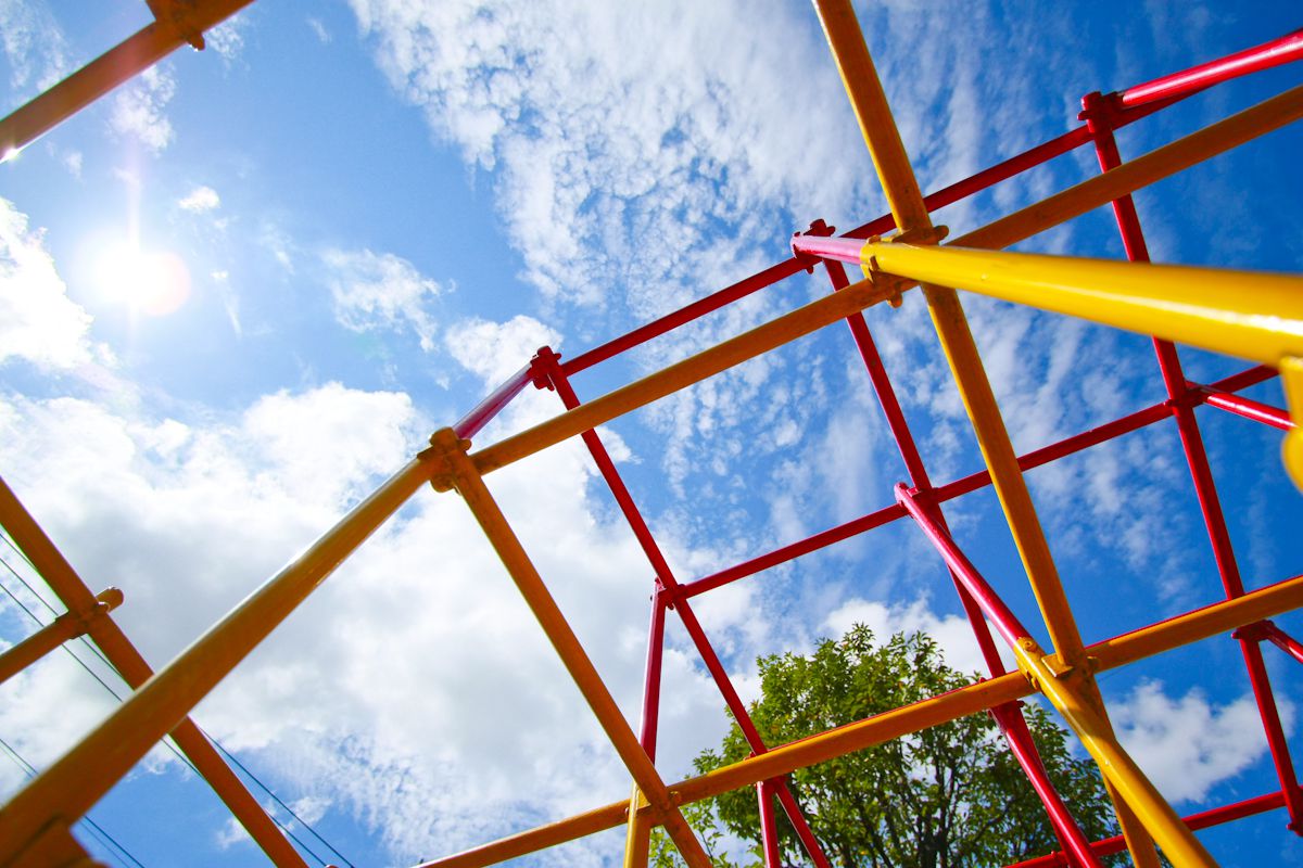 ジャングルジムから見た空♪ | GANREF