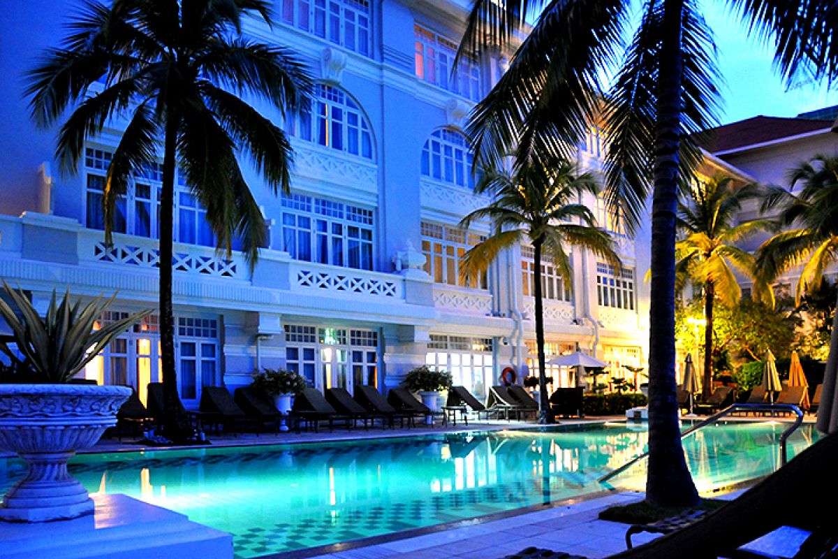 Poolside ☆ Eastern And Oriental Hotel | GANREF